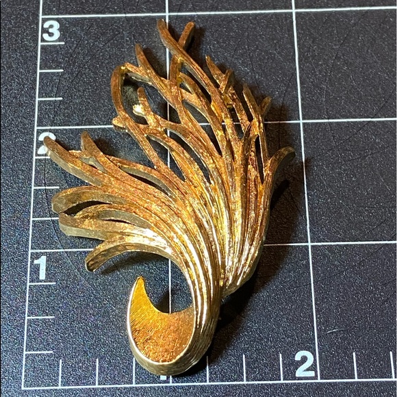 Monet | Jewelry | Vintage Monet Gold Brooch Pin | Poshmark